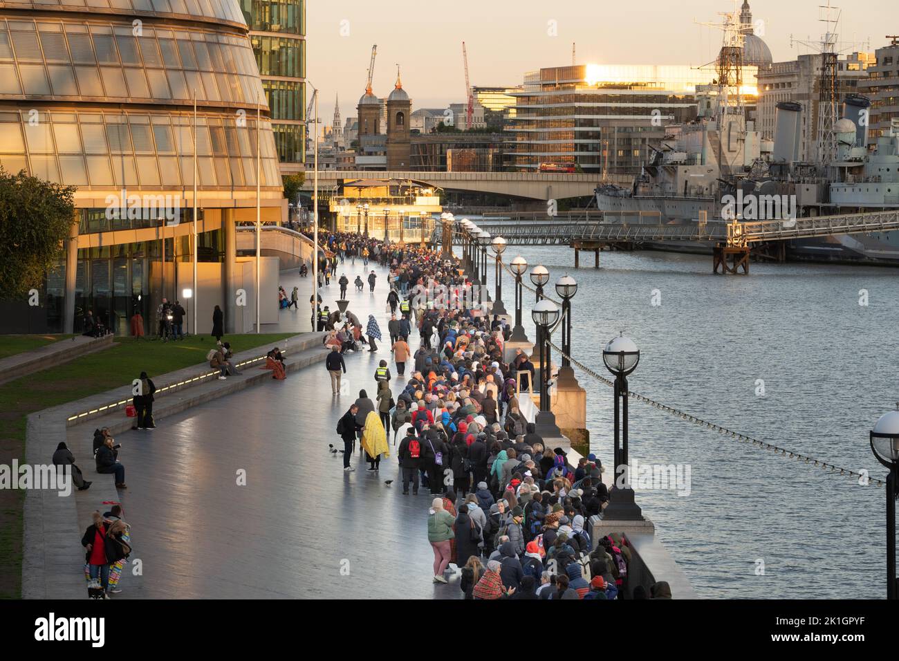 Queue for Her Majesty The Queen's Lying-in-State Stock Photo - Alamy