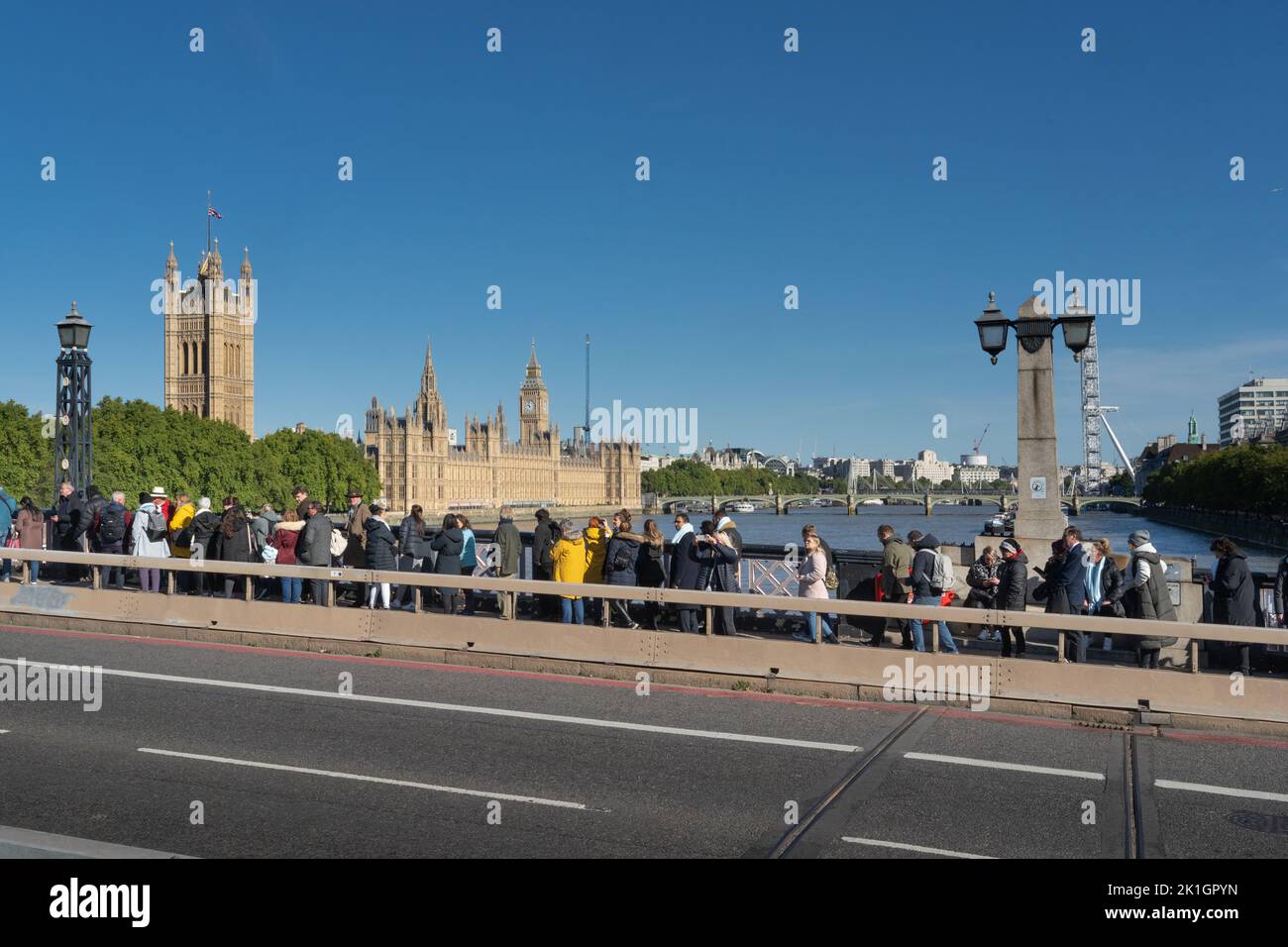 Queue for Her Majesty The Queen's Lying-in-State Stock Photo - Alamy