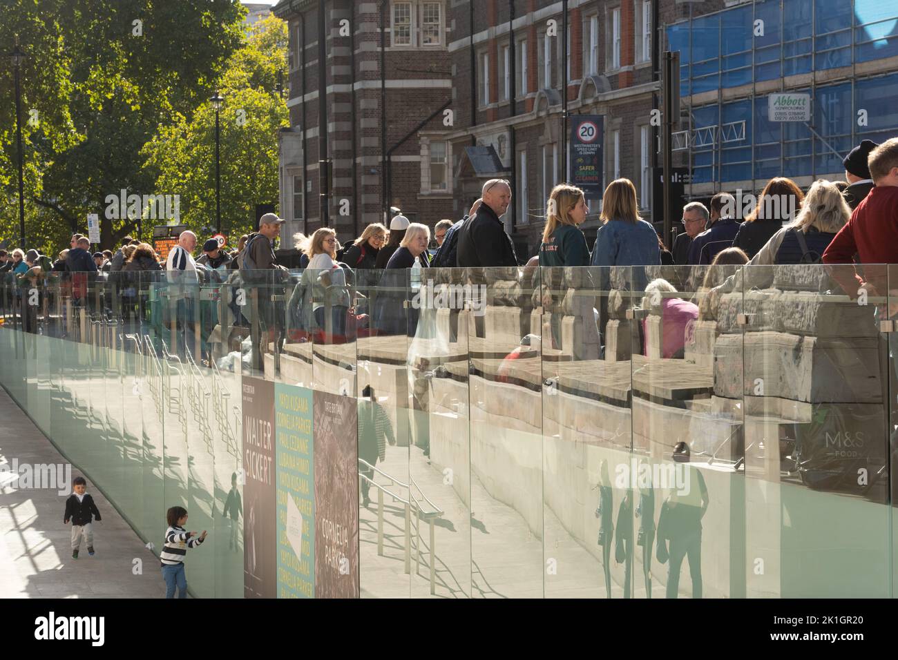Queue for Her Majesty The Queen's Lying-in-State Stock Photo - Alamy