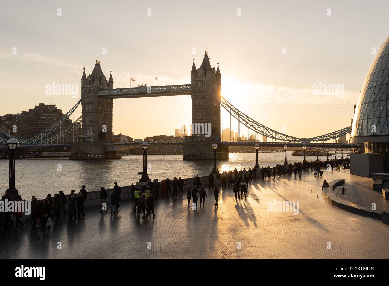 Queue for Her Majesty The Queen's Lying-in-State Stock Photo - Alamy
