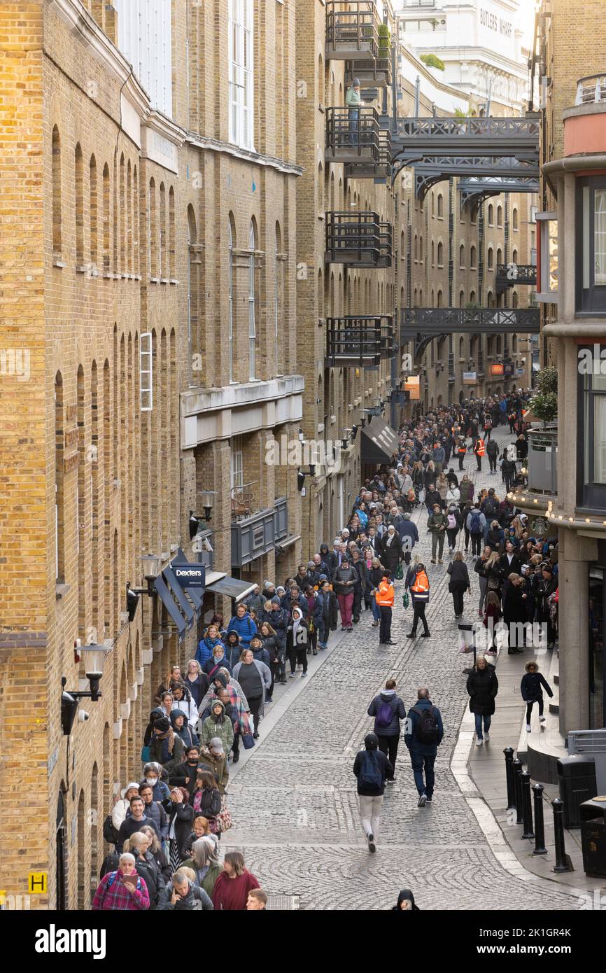 Queue for Her Majesty The Queen's Lying-in-State Stock Photo - Alamy