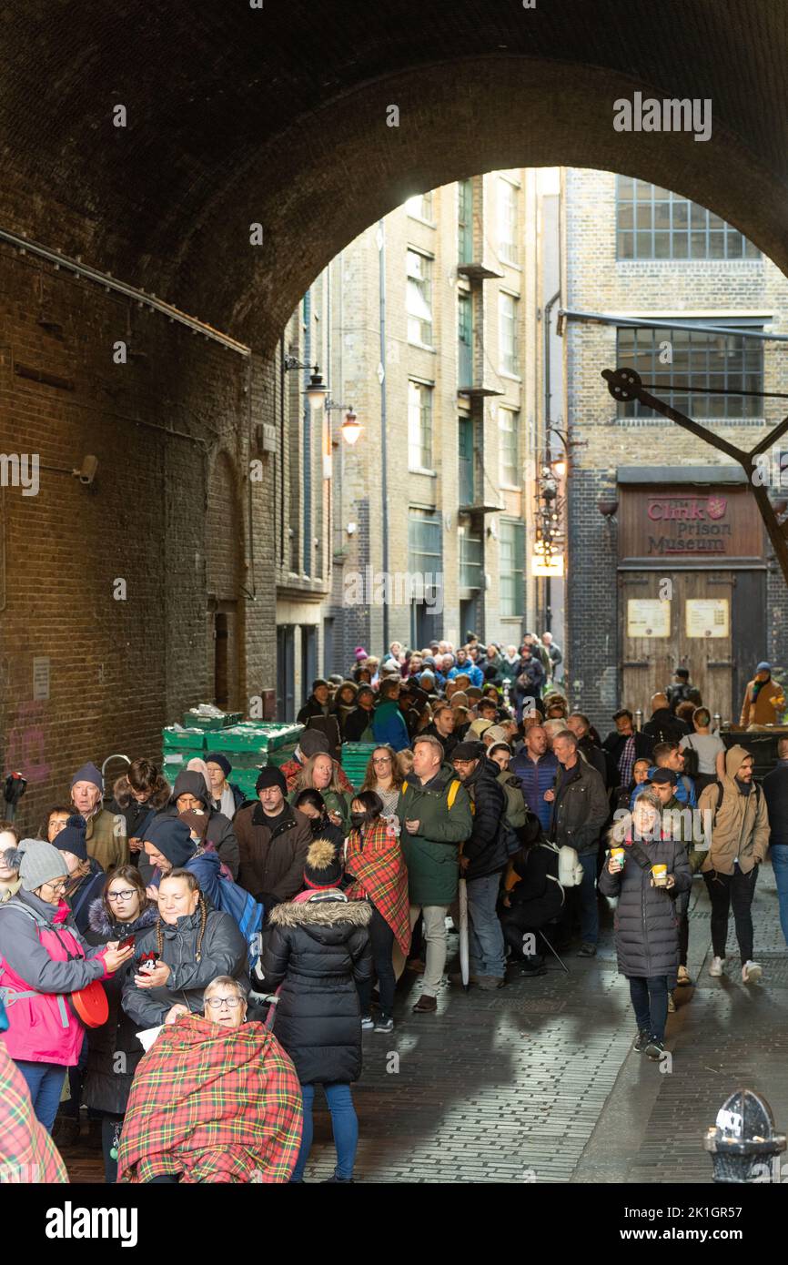 Queue for Her Majesty The Queen's Lying-in-State Stock Photo - Alamy