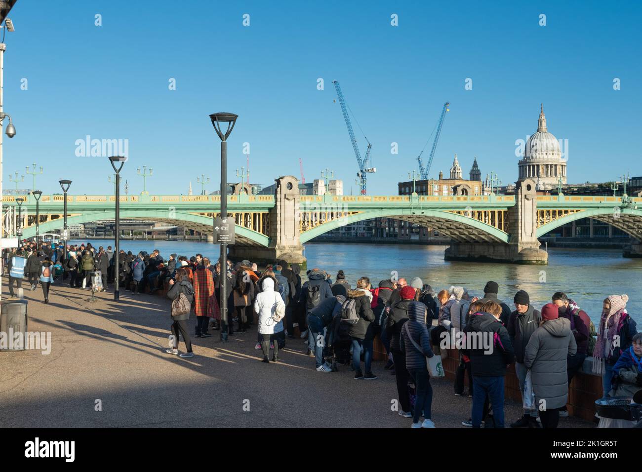 Queue for Her Majesty The Queen's Lying-in-State Stock Photo - Alamy