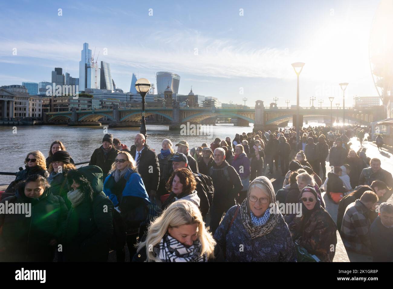 Queue for Her Majesty The Queen's Lying-in-State Stock Photo - Alamy