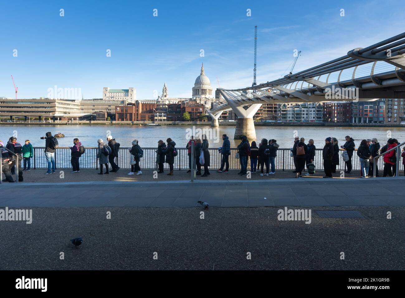 Queue for Her Majesty The Queen's Lying-in-State Stock Photo - Alamy