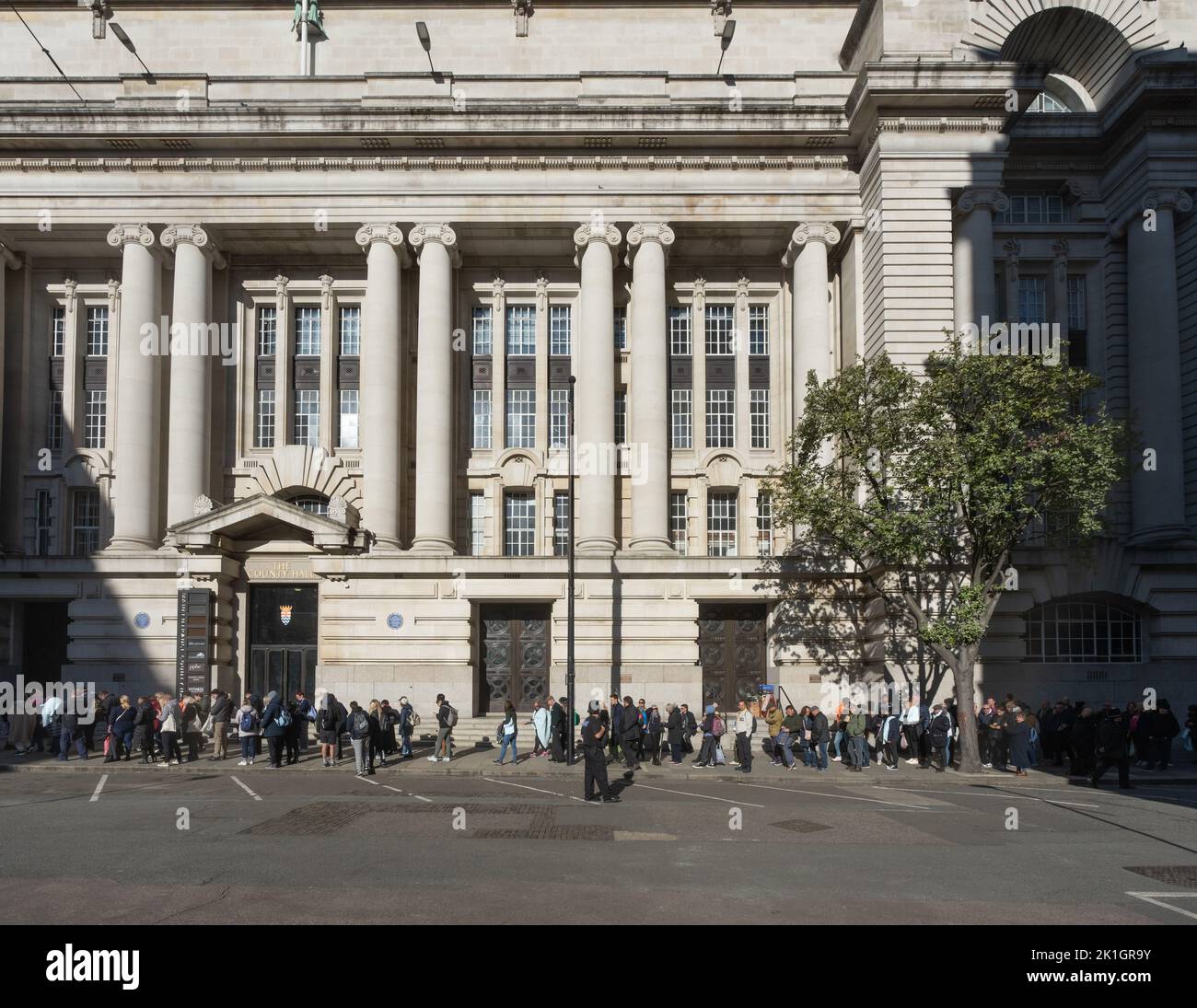 Queue for Her Majesty The Queen's Lying-in-State Stock Photo - Alamy