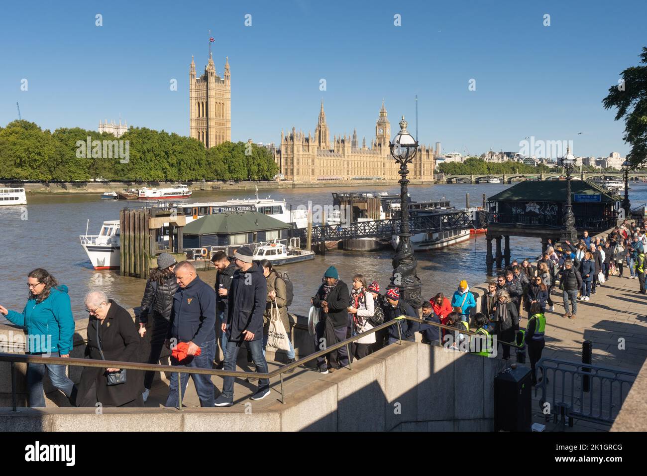 Queue for Her Majesty The Queen's Lying-in-State Stock Photo - Alamy