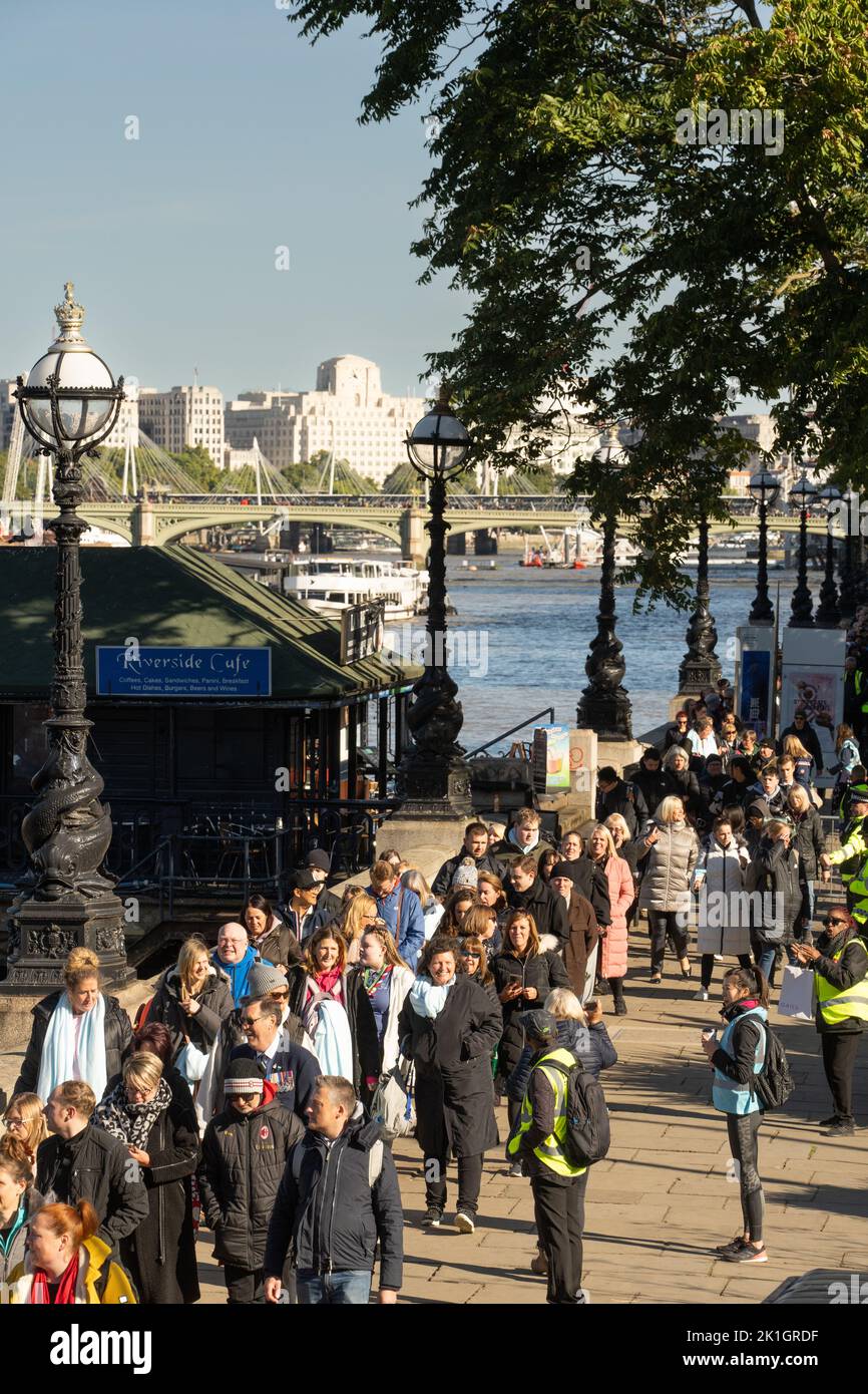 Queue for Her Majesty The Queen's Lying-in-State Stock Photo - Alamy