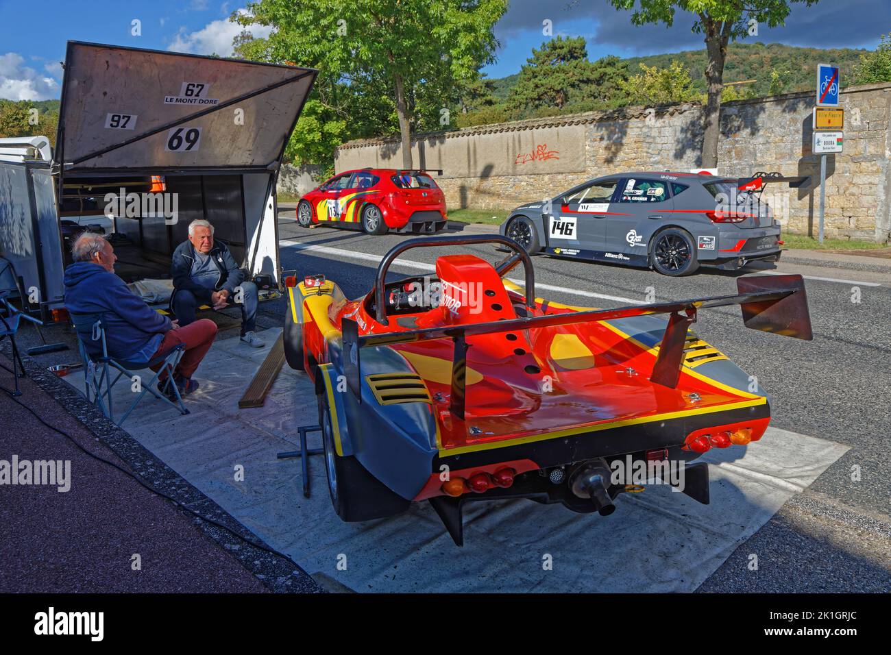 LIMONEST, FRANCE, September 17, 2022 : Teams install themselves on the ...