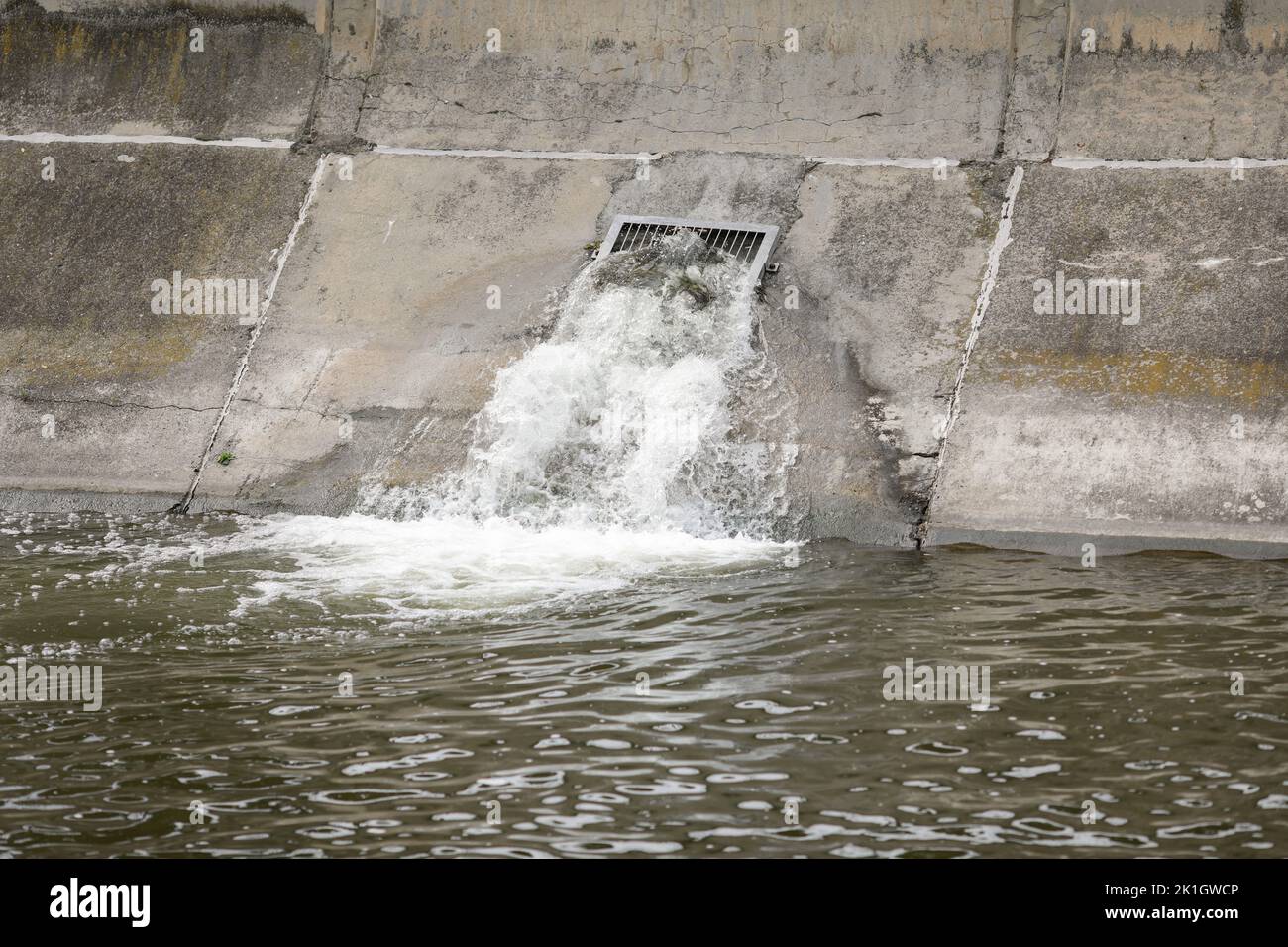 Water flowing through a sluice on a river Stock Photo - Alamy
