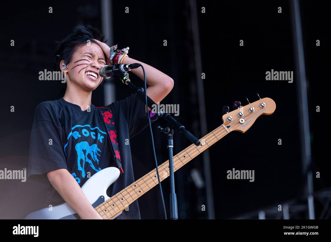 Linda lindas perform hi-res stock photography and images - Alamy