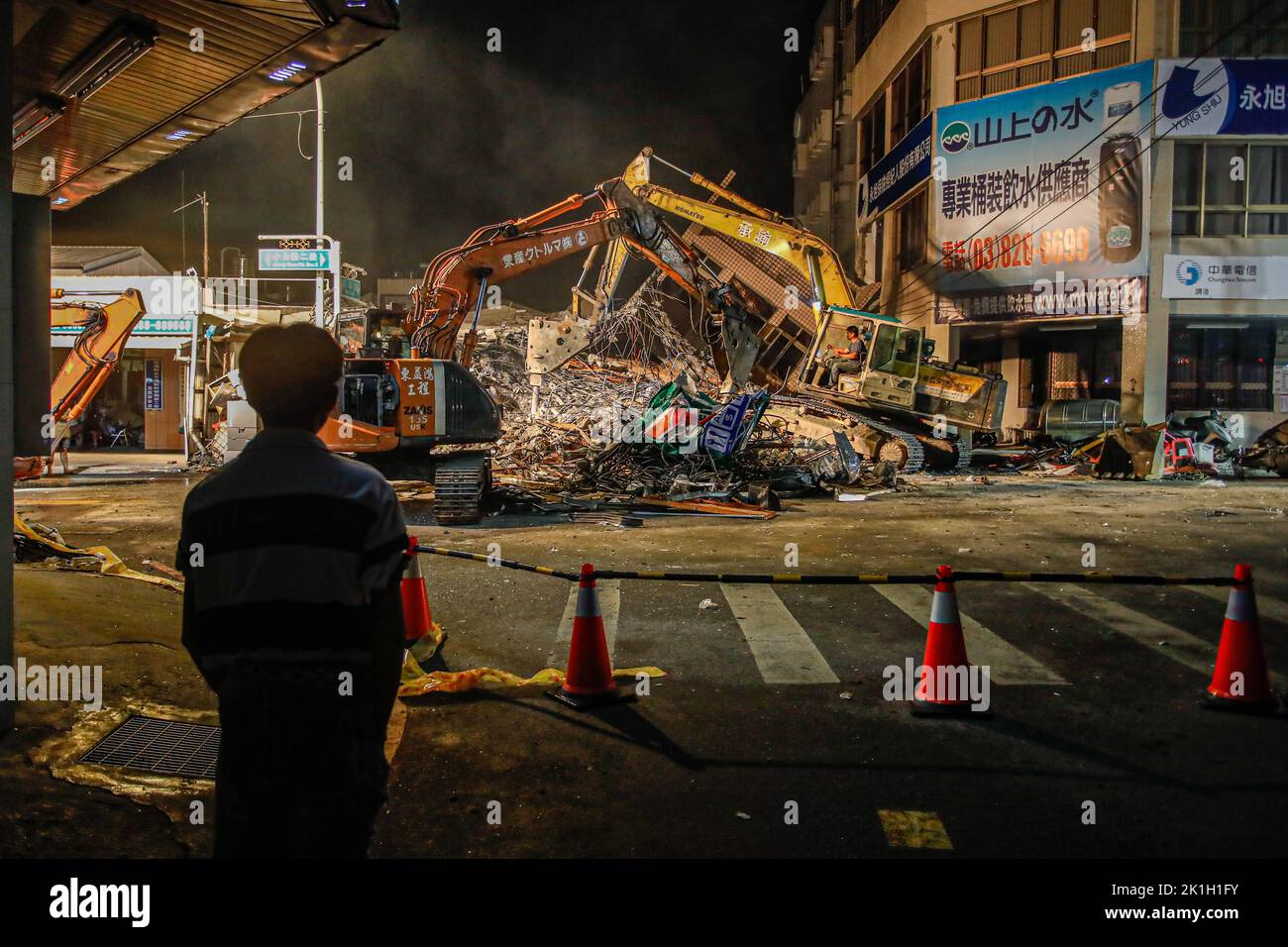 Residential building collapsed earthquake hi-res stock photography and ...