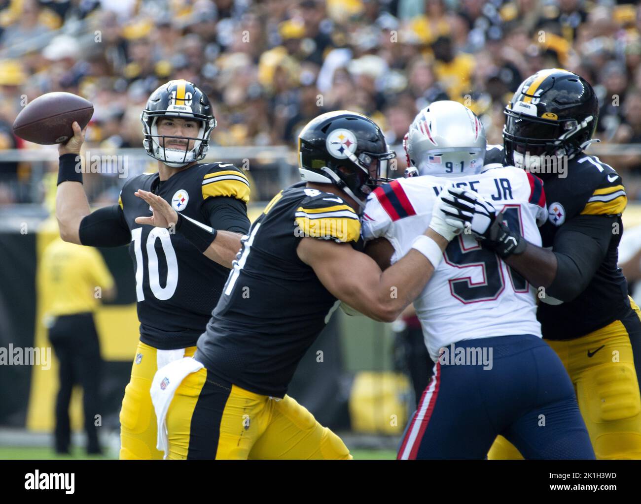 Pittsburgh Steelers quarterback Mitch Trubisky (10) throws in the first ...
