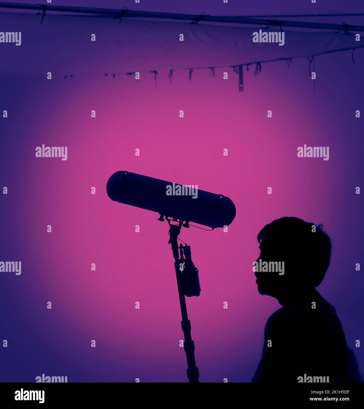 Boom mic operator hi-res stock photography and images - Alamy