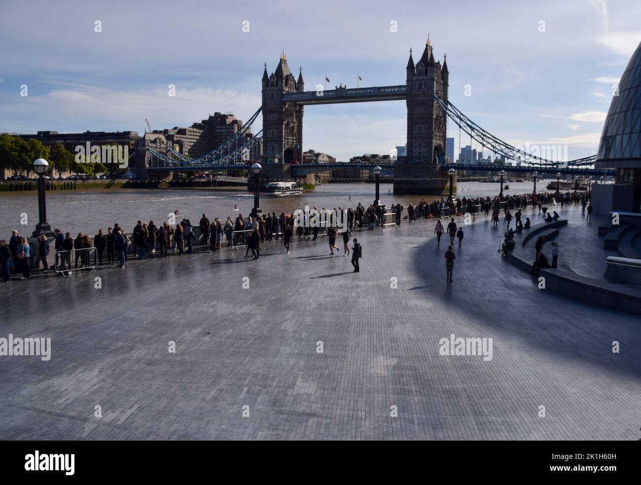 Large crowds continue to queue next to Tower Bridge on the last day of ...