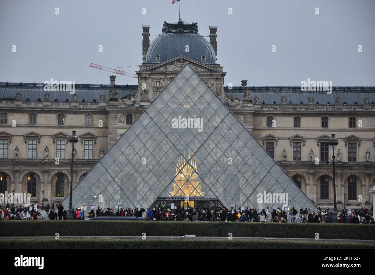 Courtyard and the louvre pyramid hi-res stock photography and images ...