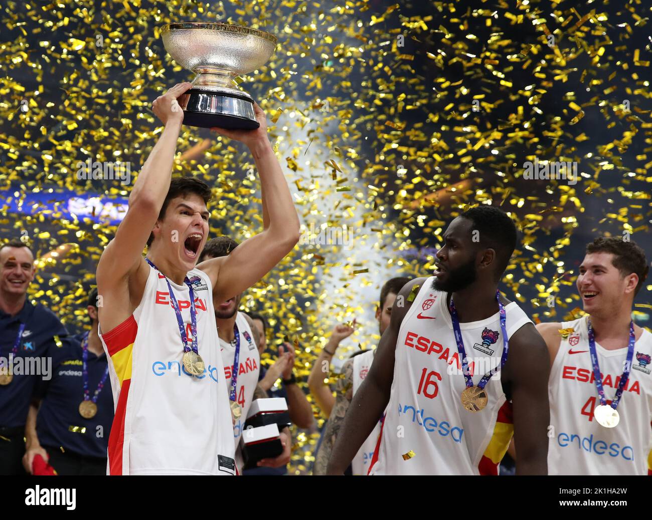 Spanien ist Europameister 2022 Jaime Pradilla 4 of Spain mit Pokal, rechts esp16 Spain vs France ...
