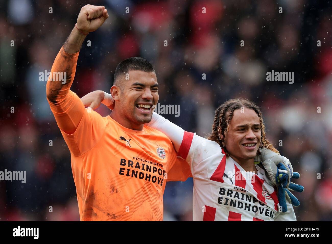 EINDHOVEN - (lr), PSV Eindhoven goalkeeper Walter Benitez, Xavi Simons ...