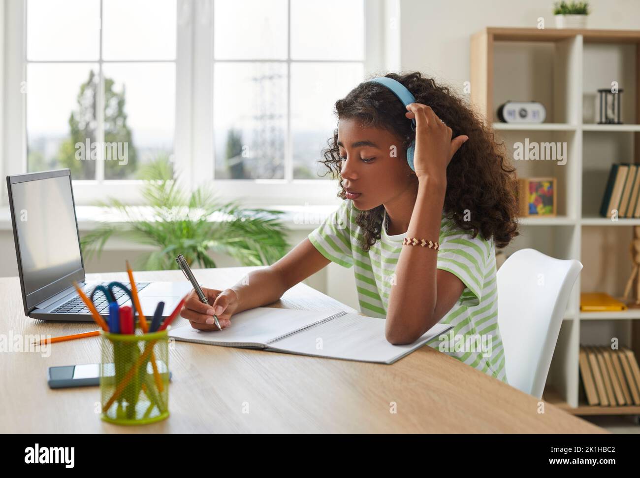 Black girl student using laptop hi-res stock photography and images - Alamy