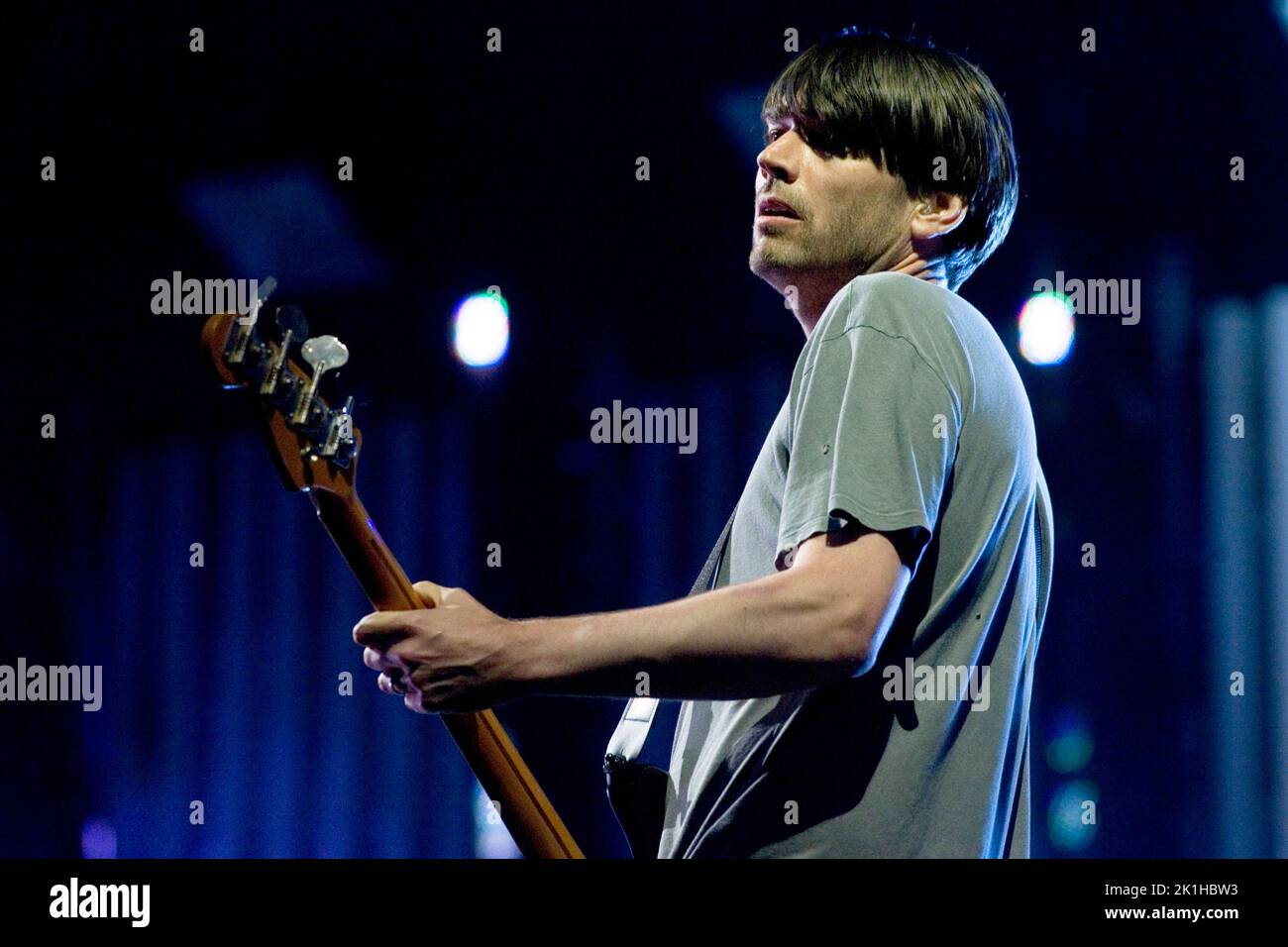 Alex james playing bass hi-res stock photography and images - Alamy