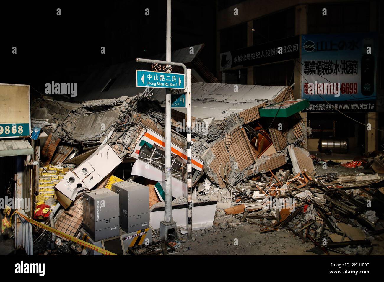 The building collapse in taiwan hi-res stock photography and images - Alamy
