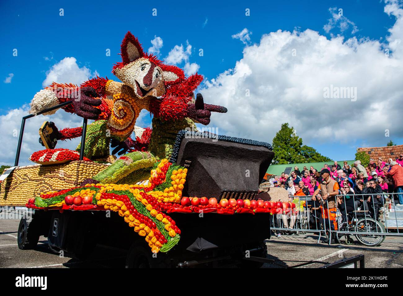 Tiel, Netherlands. 17th Sep, 2022. People are seen watching one of the ...