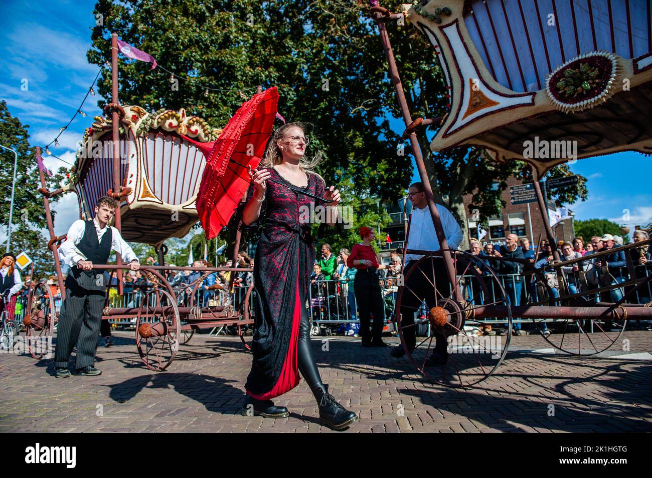 Tiel, Netherlands. 17th Sep, 2022. Participants around one of the fruit ...