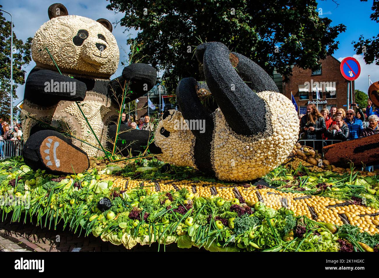 Tiel, Netherlands. 17th Sep, 2022. Big pandas made of fruits and ...