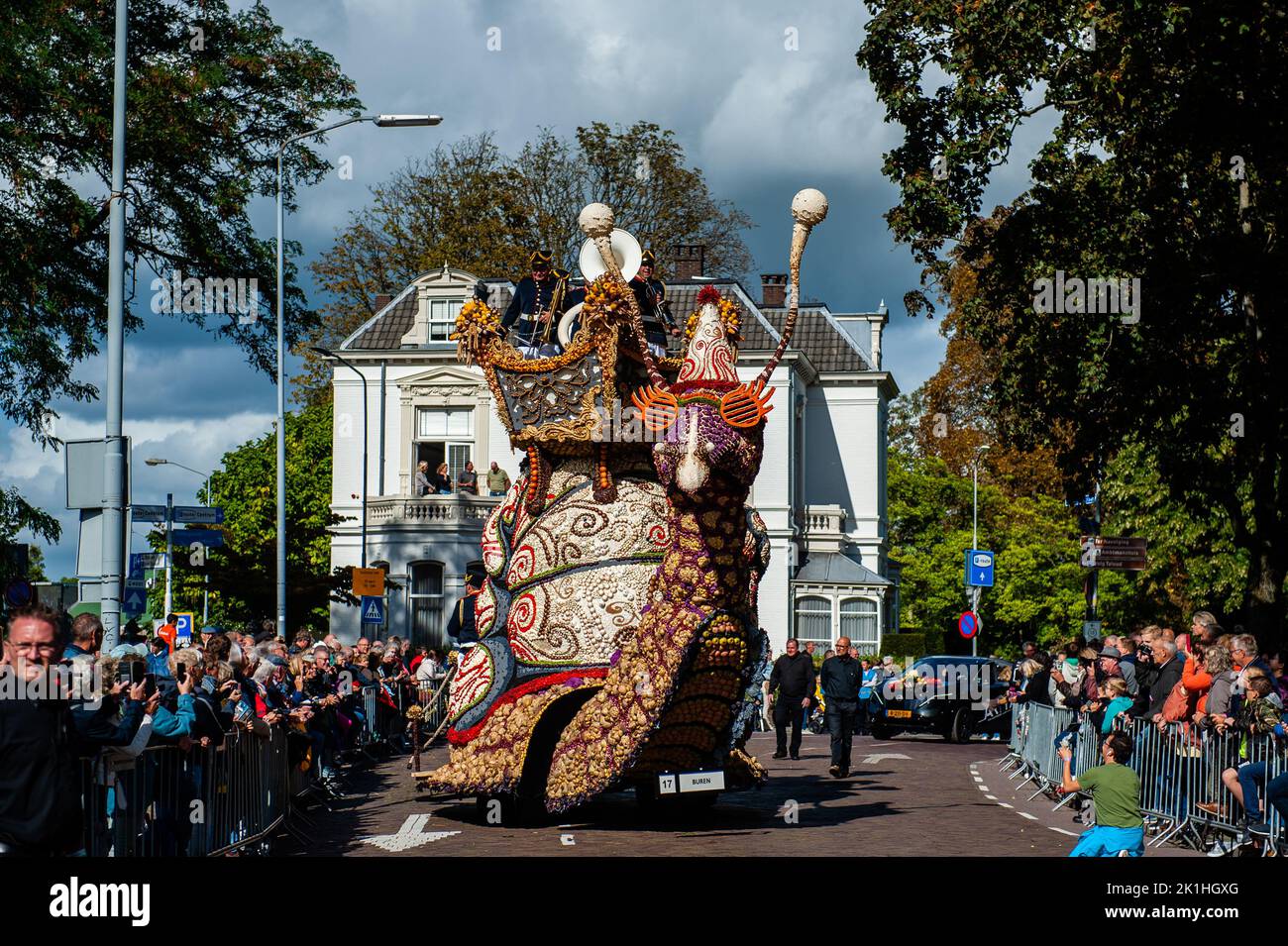 Tiel, Netherlands. 17th Sep, 2022. A fruit float with the shape of a ...