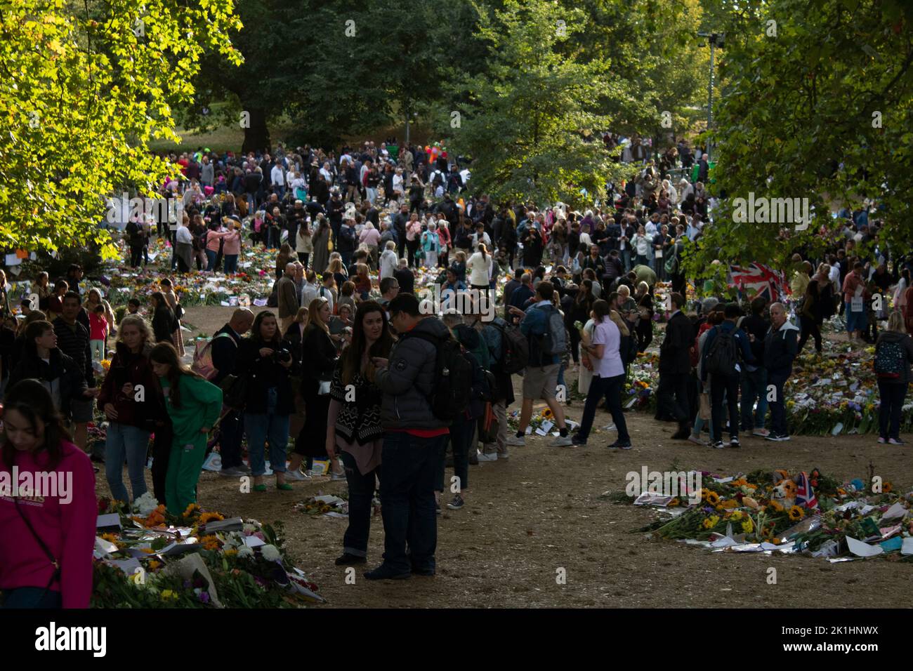 Crowds of people viewing the floral tributes laid in Green Park after ...