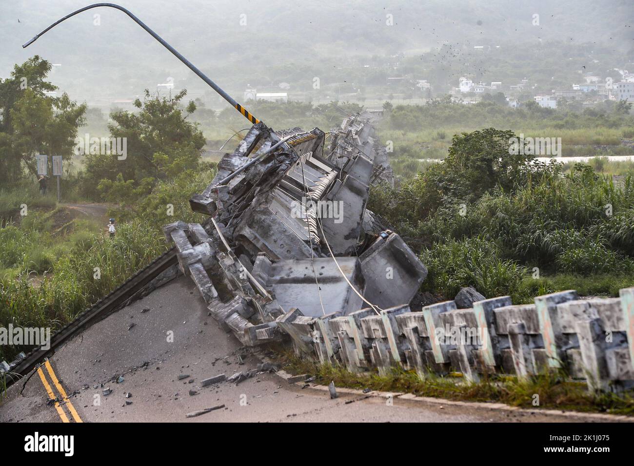 Collapsed buildings taiwan hi-res stock photography and images - Alamy