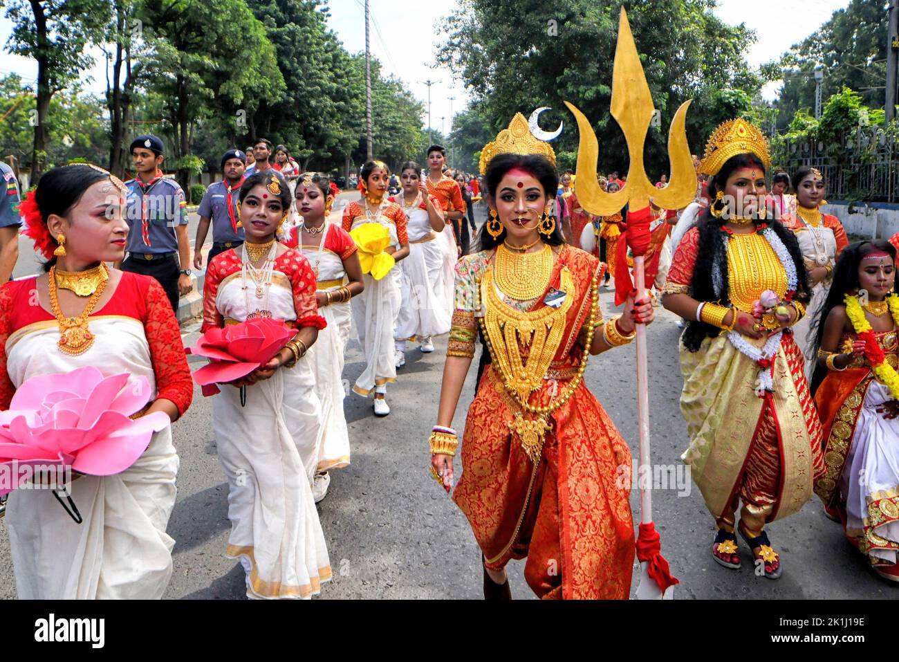 Models dressed as Hindu deity Durga take part in a live makeup event ...