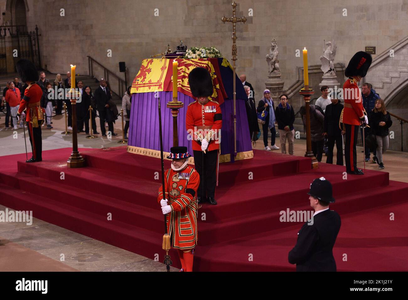 Queens laying in state westminster hall 2022 hi-res stock photography ...
