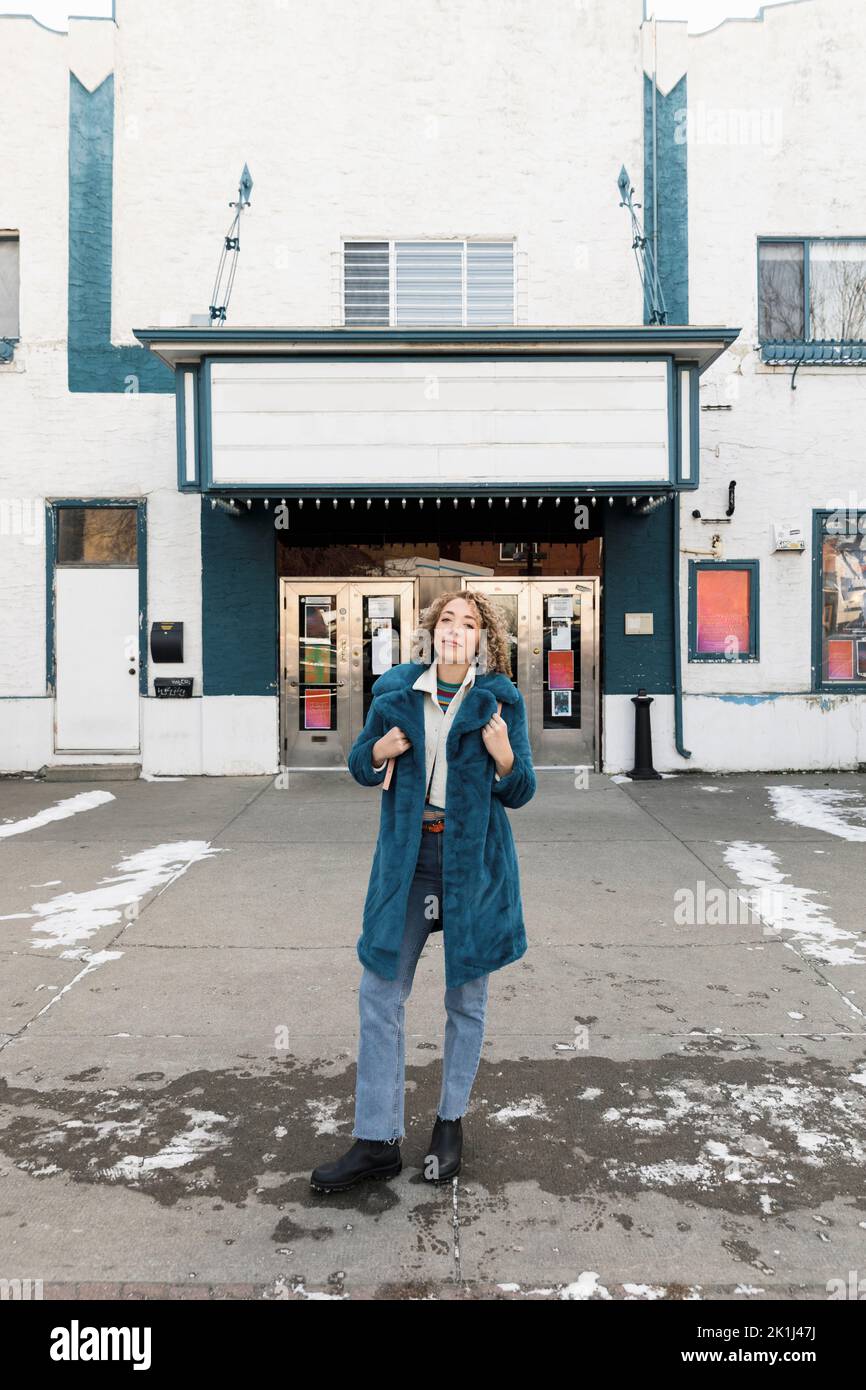 People outside a theater hi-res stock photography and images - Alamy
