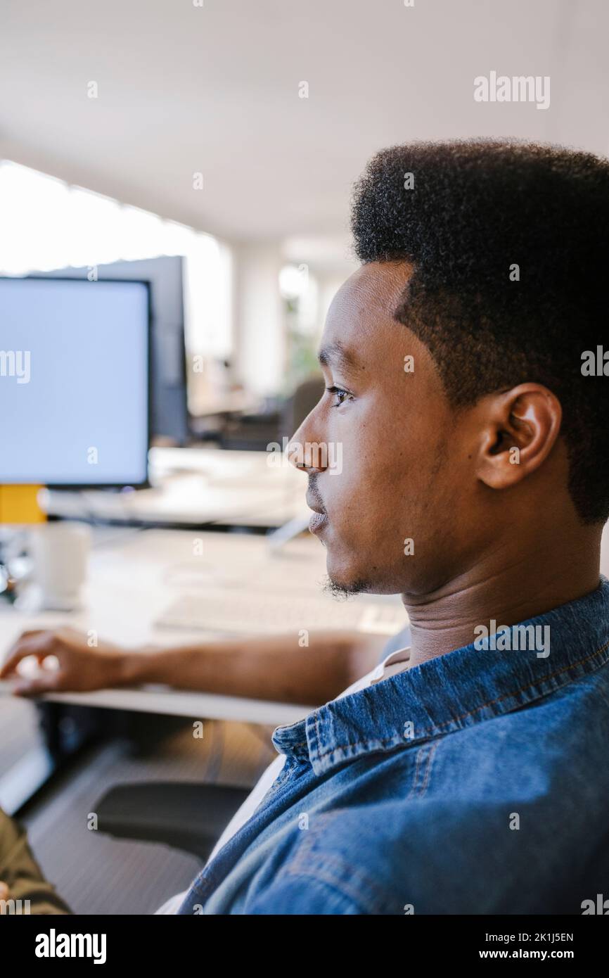 Desk sitting profile hi-res stock photography and images - Alamy