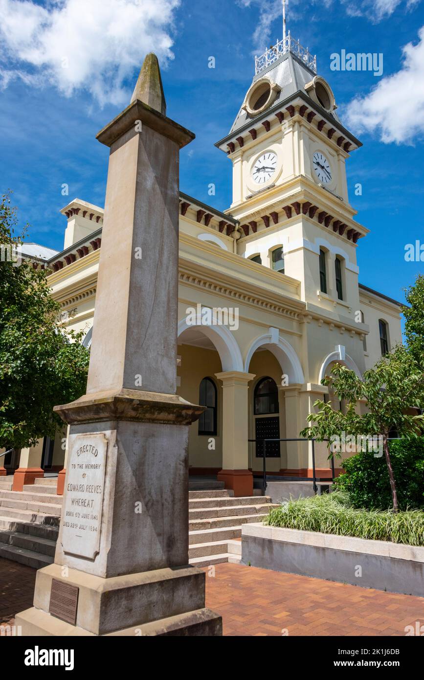 The Tenterfield Post Office with the Edward Reeves Whereat Monument ...