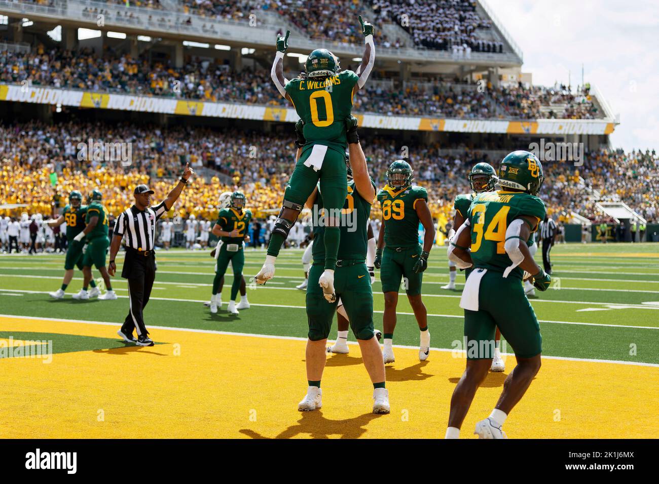 Baylor Bears running back Craig Williams (0) gets lifted by offensive ...