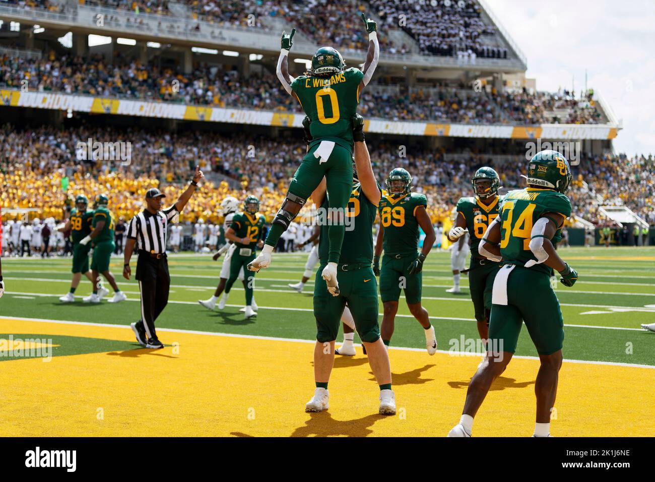 Baylor Bears running back Craig Williams (0) gets lifted by offensive ...