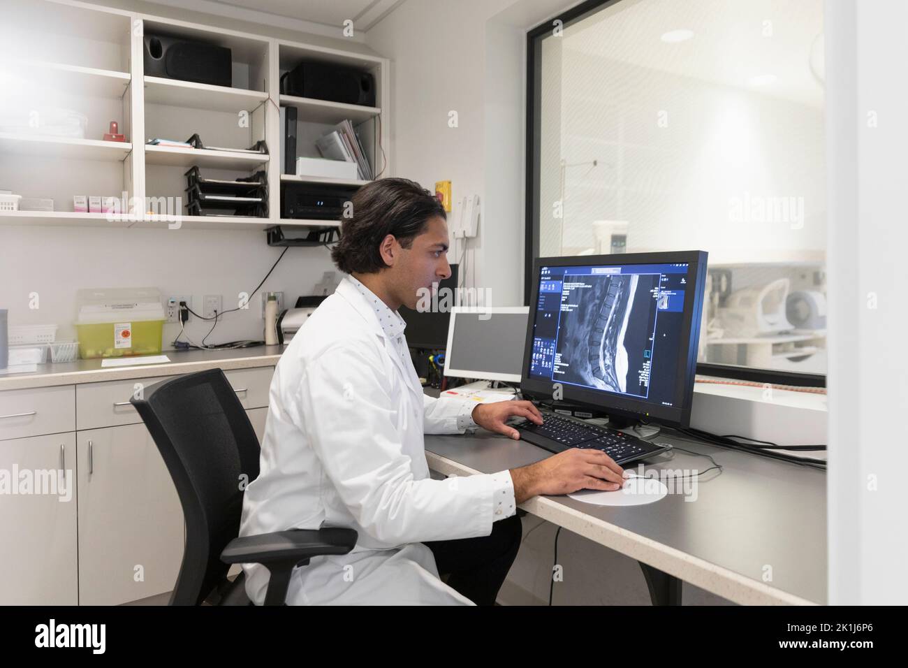 Mri machine room hi-res stock photography and images - Alamy