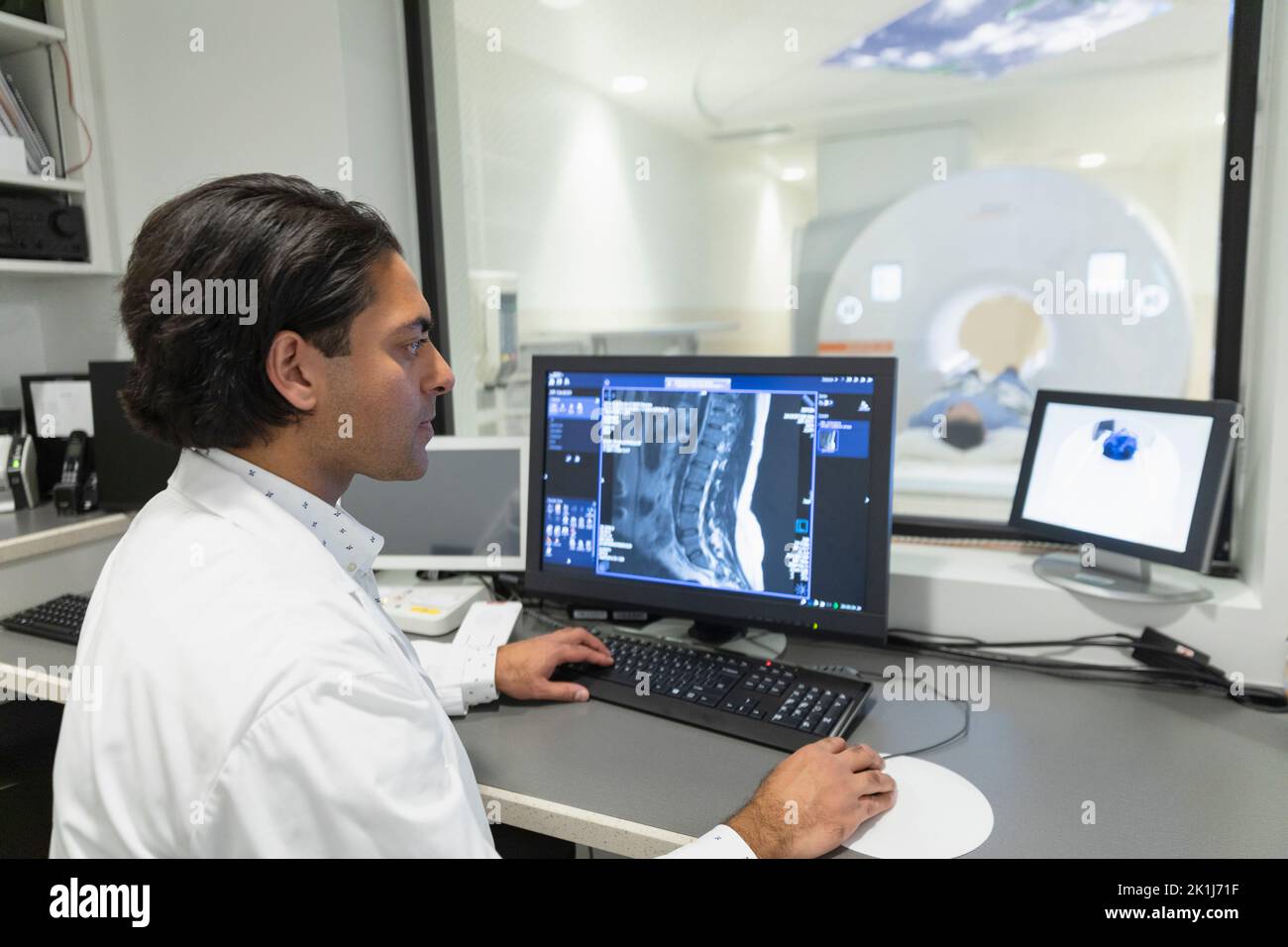 Mri machine room hi-res stock photography and images - Alamy
