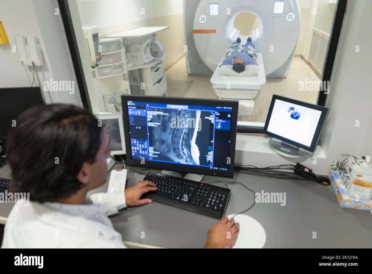 Mri machine room hi-res stock photography and images - Alamy