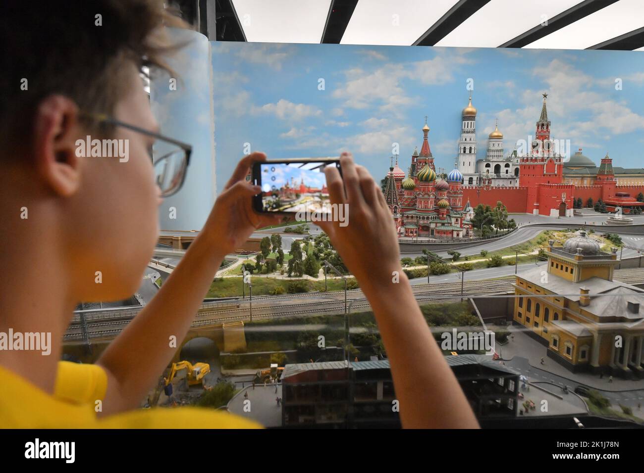 Moscow. Visitors in the Museum diorama 'Tsar model' in which the most ...