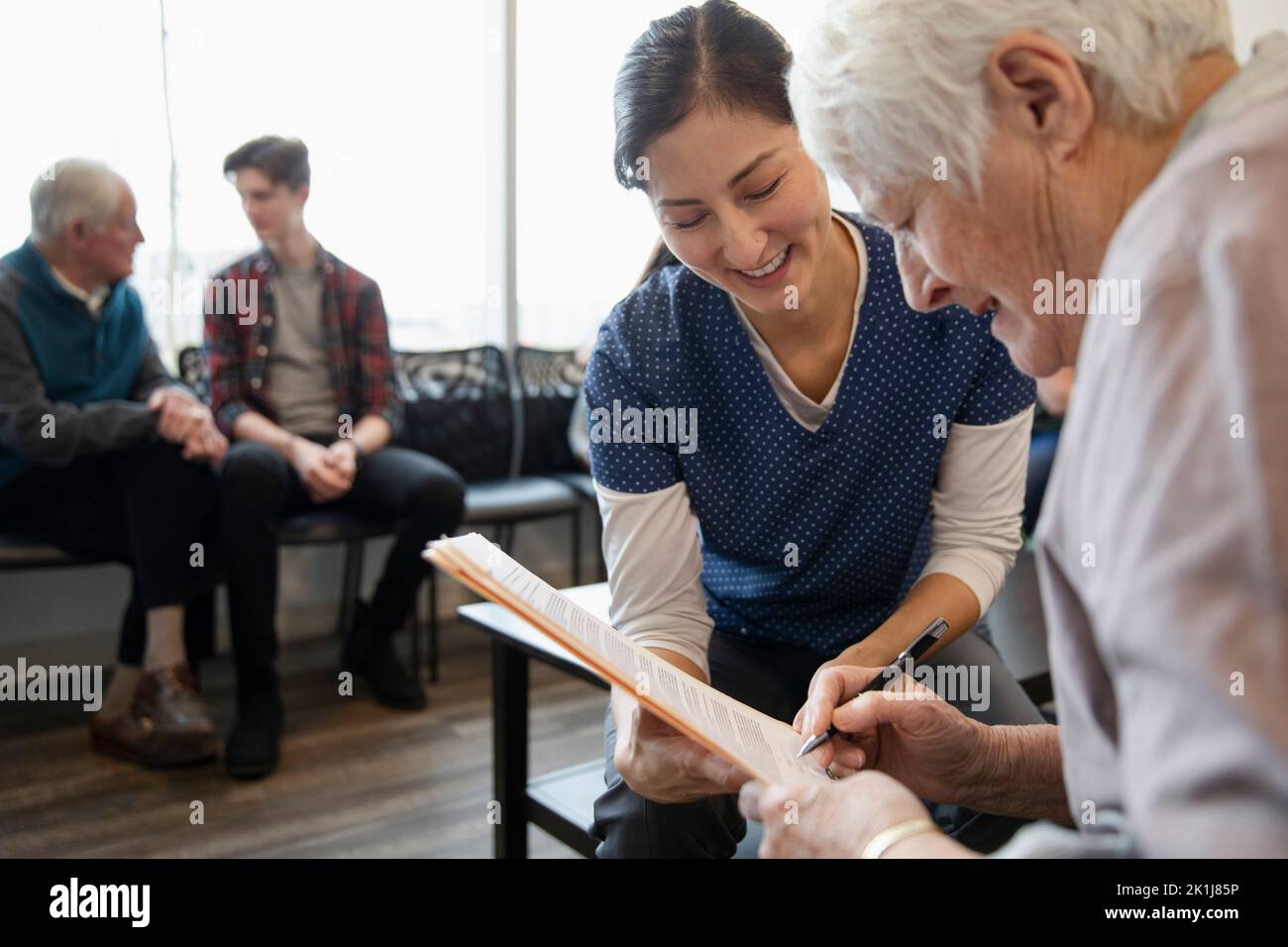 Signing documents family hi-res stock photography and images - Alamy