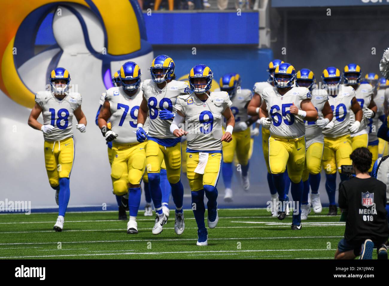 Los Angeles Rams quarterback Matthew Stafford (9) leads the team before ...