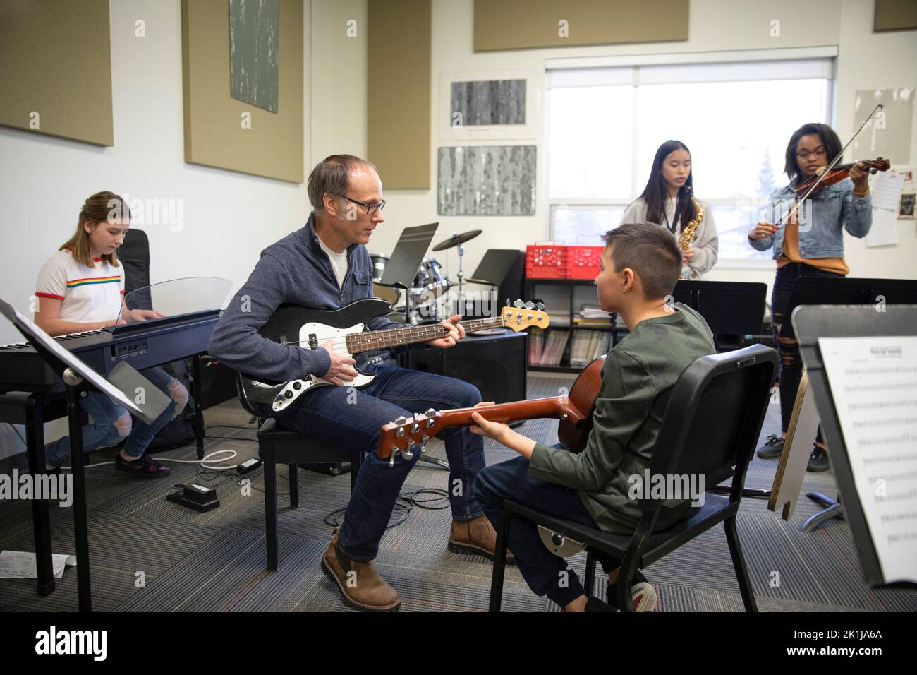 Group playing guitars in class hi-res stock photography and images - Alamy