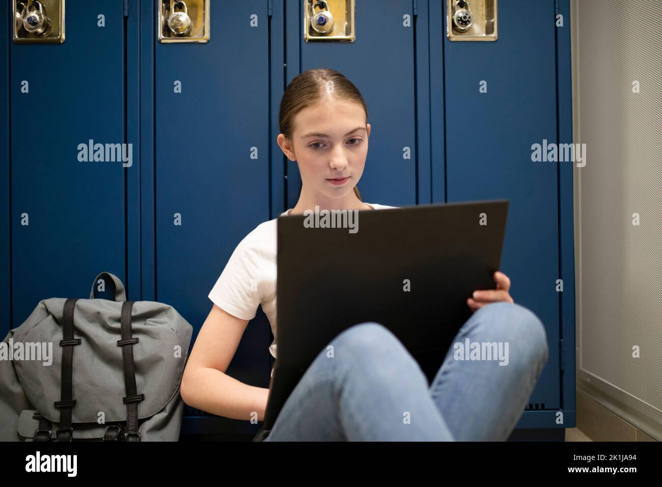 Using lockers hi-res stock photography and images - Alamy