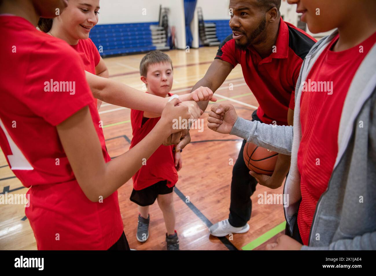 Boys junior basketball team hi-res stock photography and images - Alamy