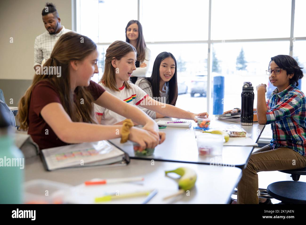 High school students eating lunch hi-res stock photography and images ...