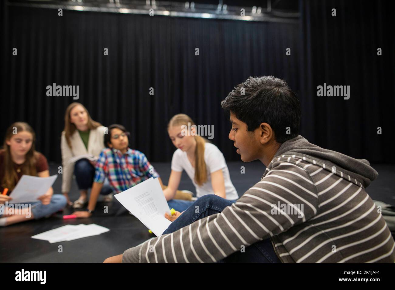 Child on stage reading script hi-res stock photography and images - Alamy