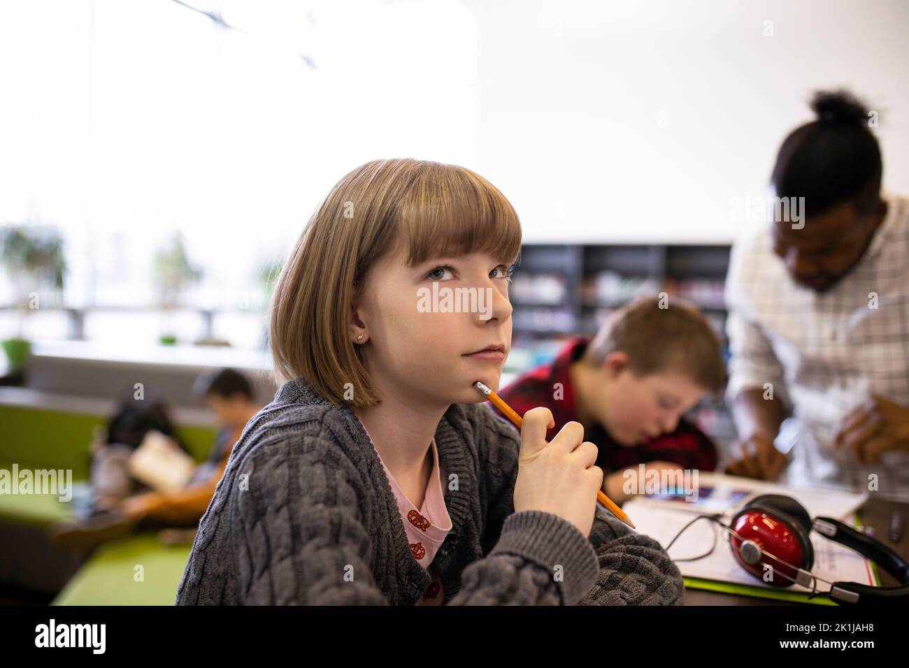 Classroom thinking hi-res stock photography and images - Alamy